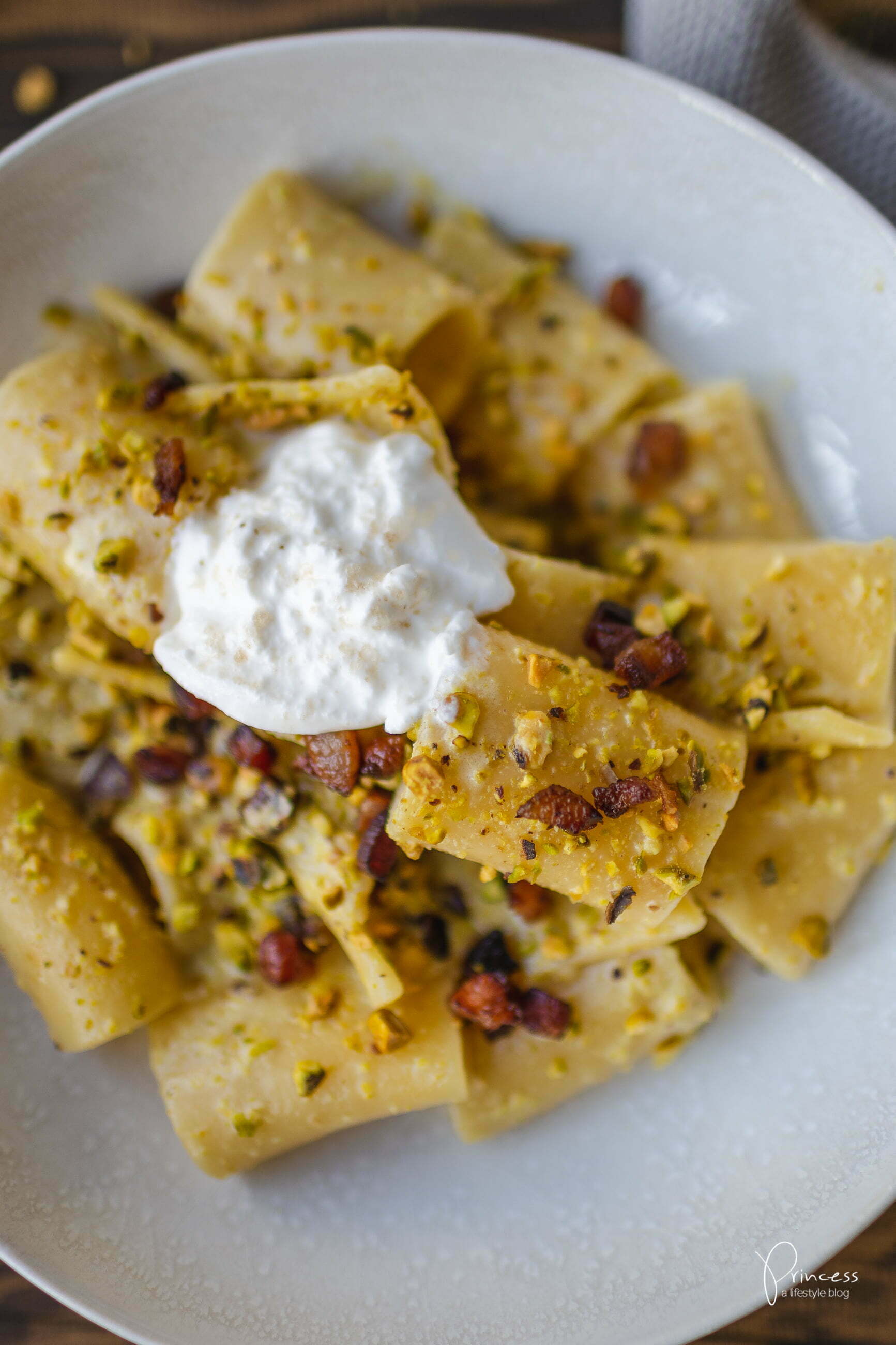 Pasta mit Burrata Pistazien Creme und Guanciale | Foodblog